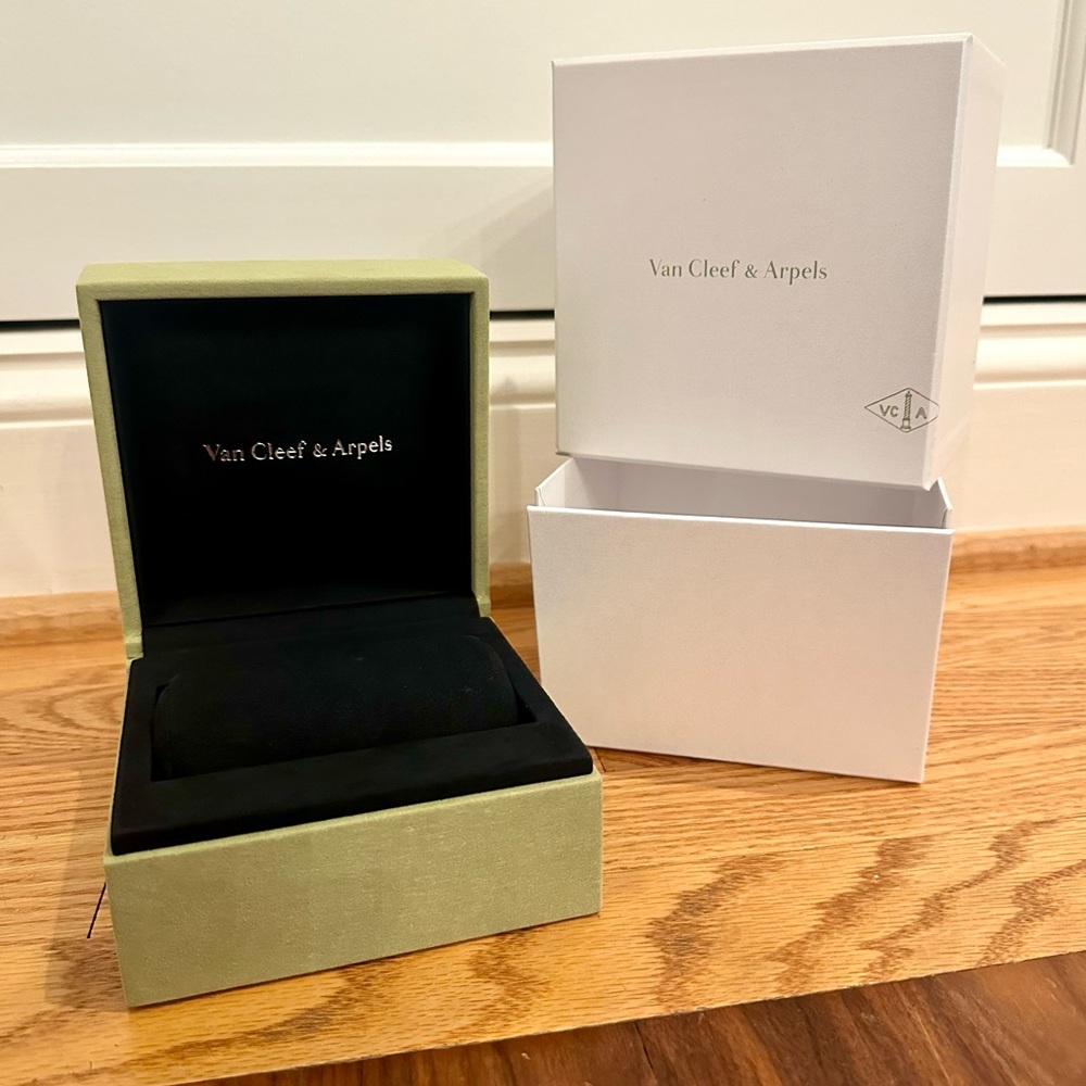 Van Cleef And Arpels Empty Jewelry Box And White Outs… - Gem
